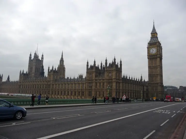 What are the famous landmarks in UK? 50 British landmarks!